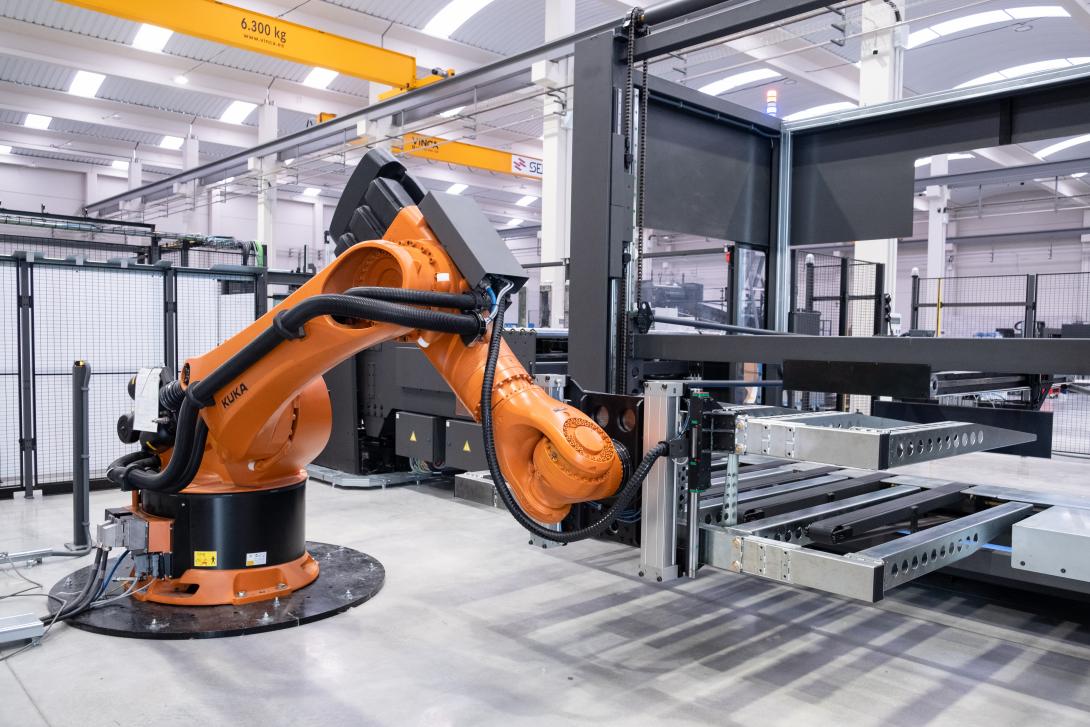 Robot automatic pre-feeder with optional sheet flip | Serra.com.es